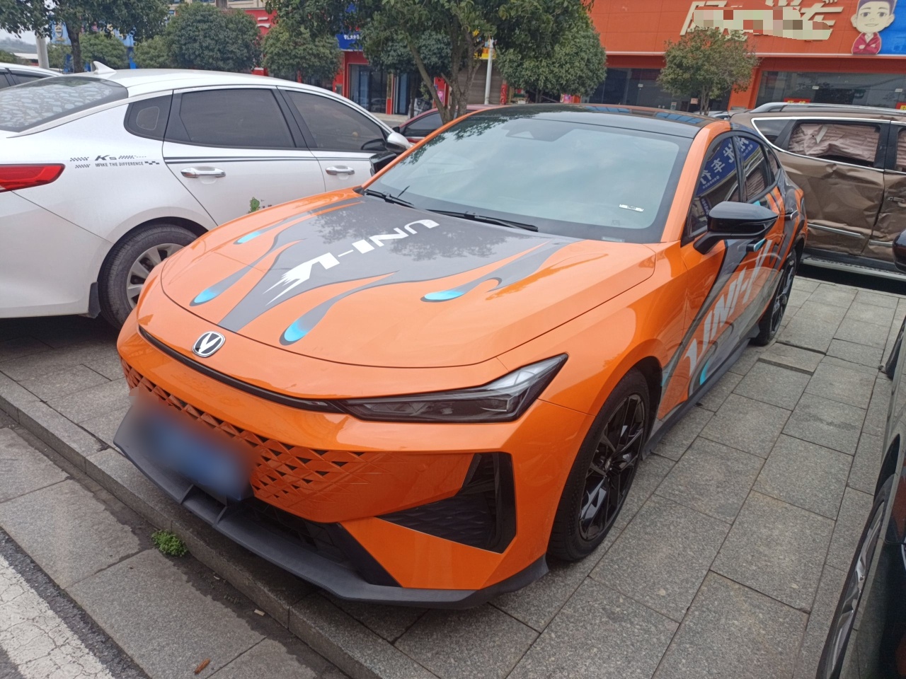 Подержанный Changan UNI-V 2024 1.5L Orange 8700km AT 5 Seats на продажу ...