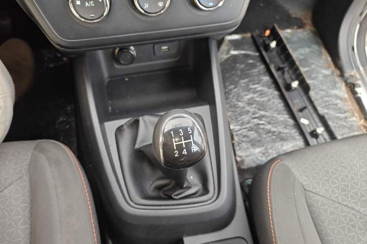 Used Dongfeng Fengon 380 2022 1.5L White 49200km MT 7 Seats for Sale ...